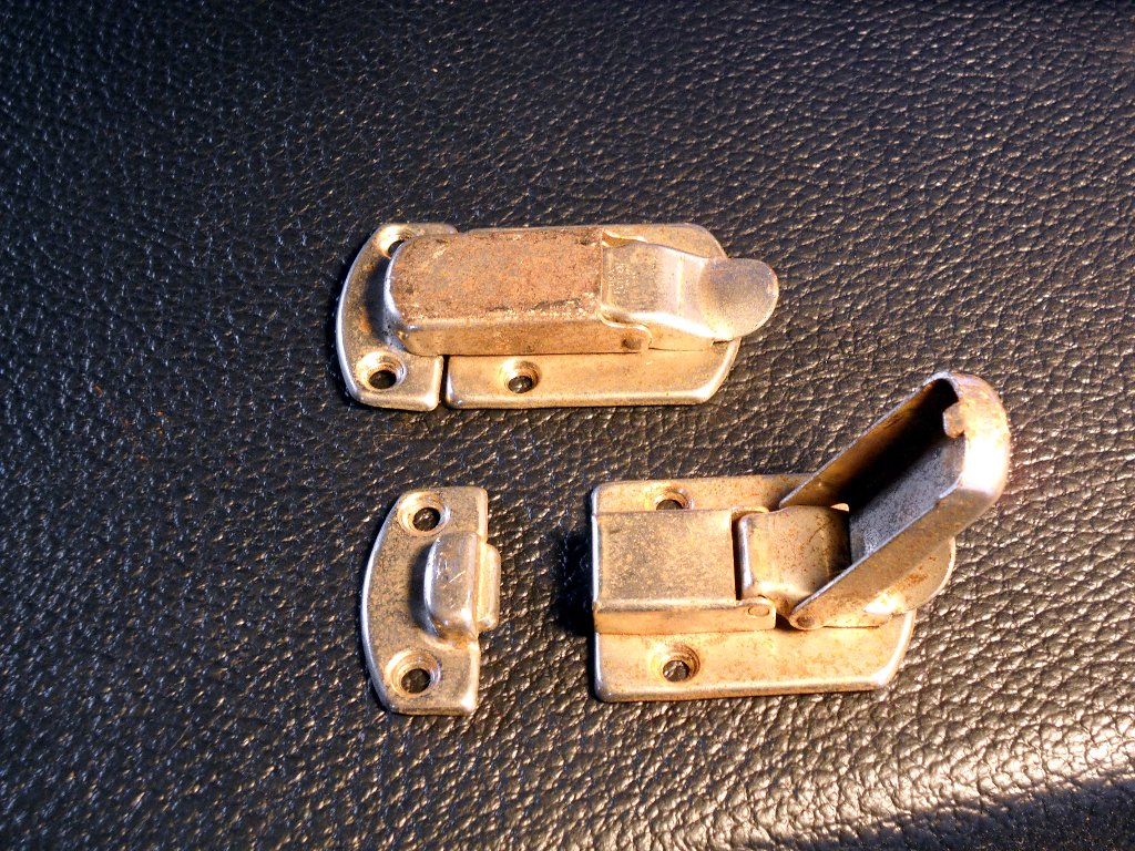 Reproduction case latches